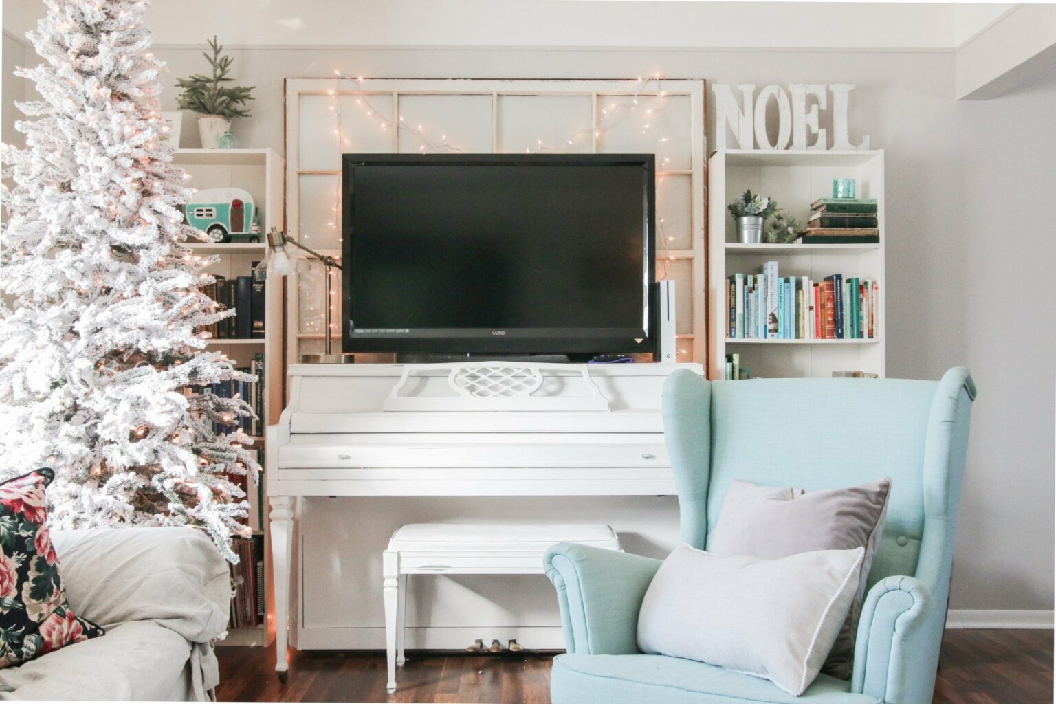 A Simple Christmas Home Tour: Less Stress, Less Mess