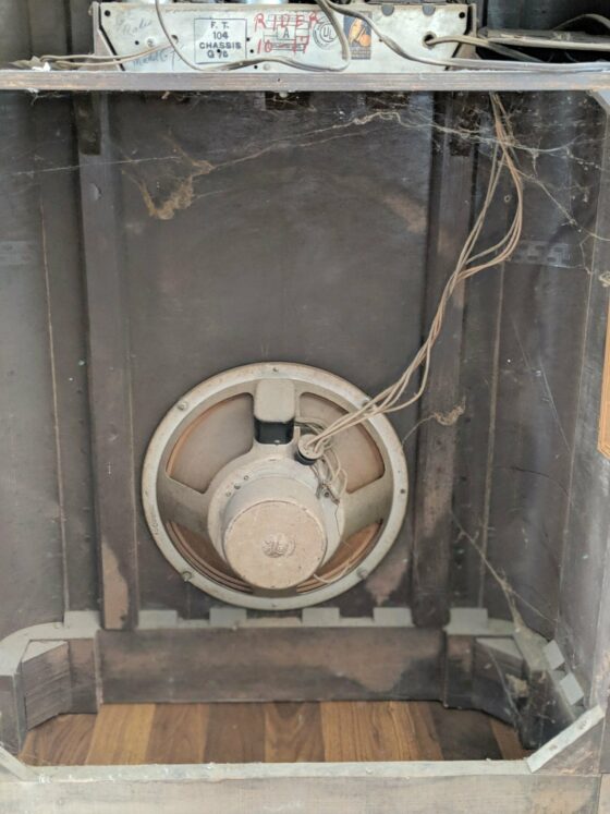 DIY Upcycled Vintage Radio into Multipurpse Bar Cart